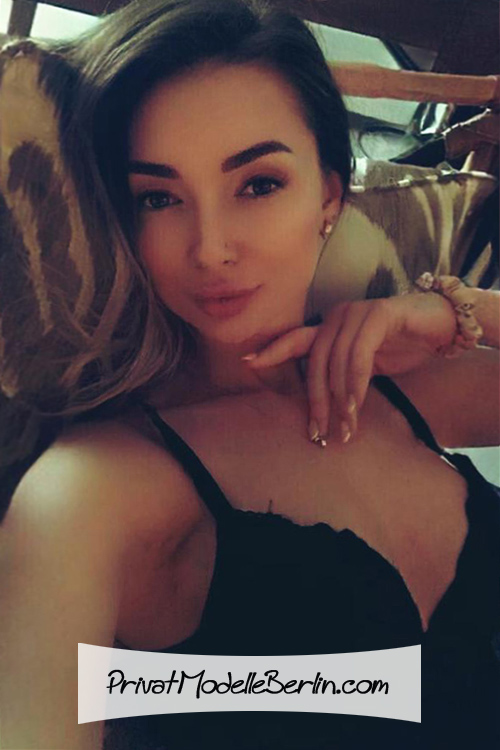 Berlin escort flirt model Luna Sweet is about sex mediation for oral sex with protection service ...